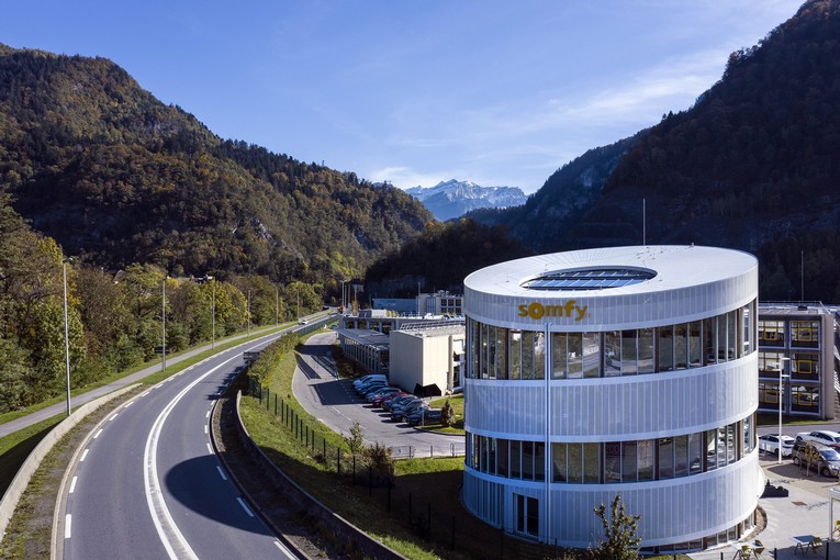 Motorisez et connectez vos stores et rideaux avec nos solutions ...